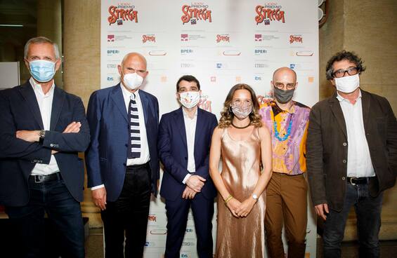 Premio Strega 2020, annunciata la sestina finalista: Veronesi in testa ...