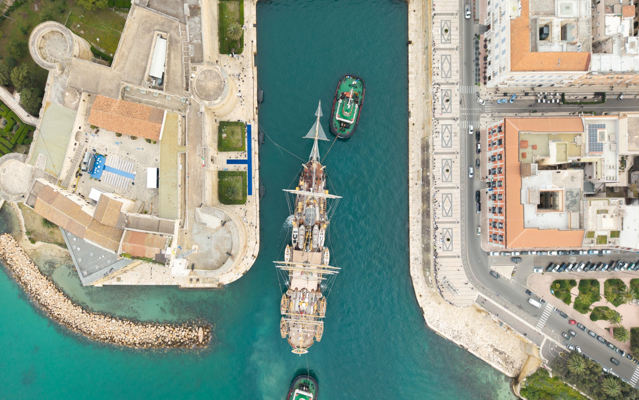 Amerigo Vespucci, la nave arrivata a Taranto. FOTO | Sky TG24