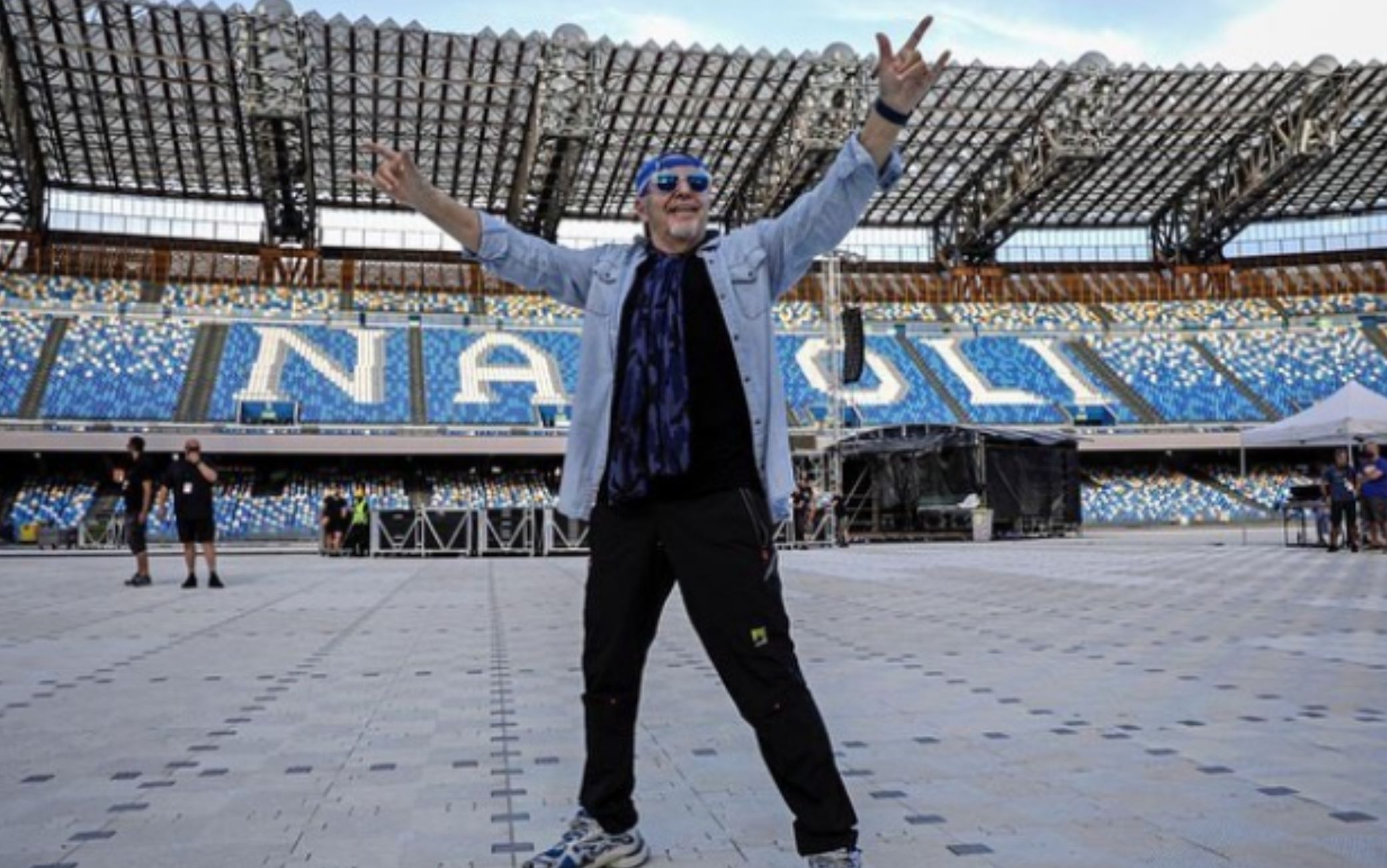 Vasco Rossi in concerto al Maradona di Napoli omaggia Pino Daniele ...