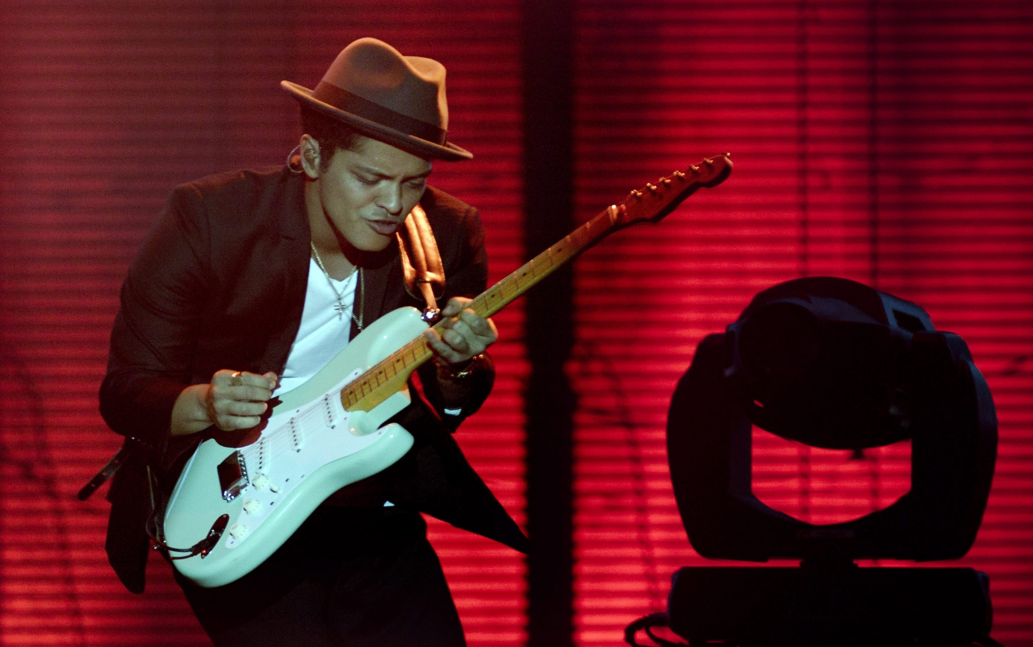 I 40 anni di Bruno Mars, le sue canzoni più famose da Just the Way You ...