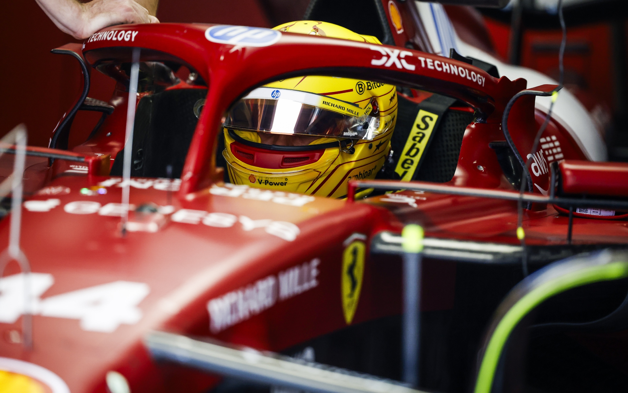 Ferrari, euforia Hamilton: il giro, il pugno e la gioia della prima ...