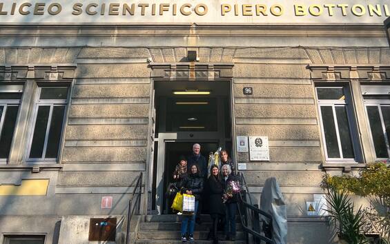 La professoressa Mara torna in classe: la sorpresa dei Nipoti di Babbo ... La professoressa Mara torna in classe: la sorpresa dei Nipoti di Babbo ...