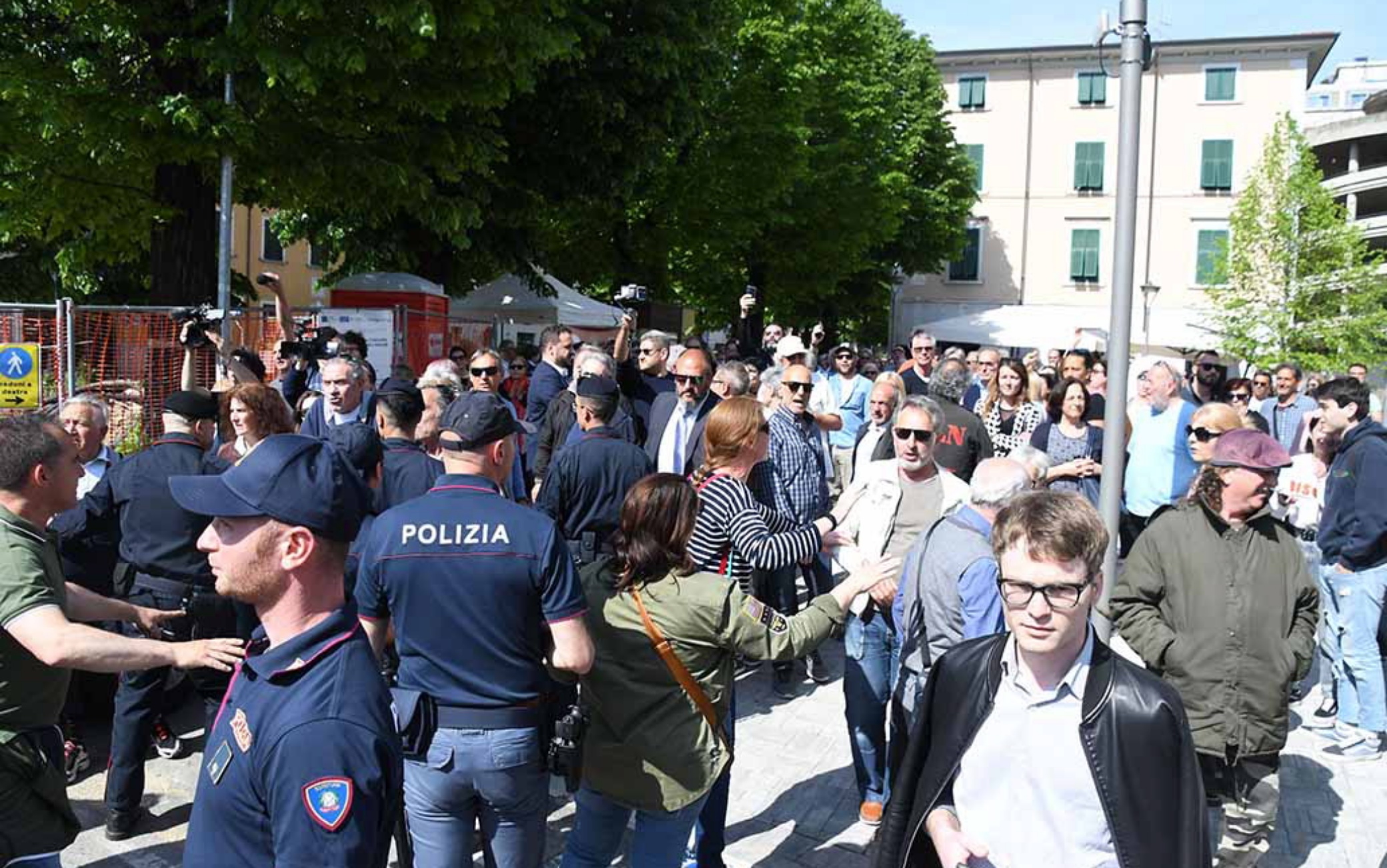 Giuseppe Conte colpito da un No Vax a Massa, le immagini dell ...