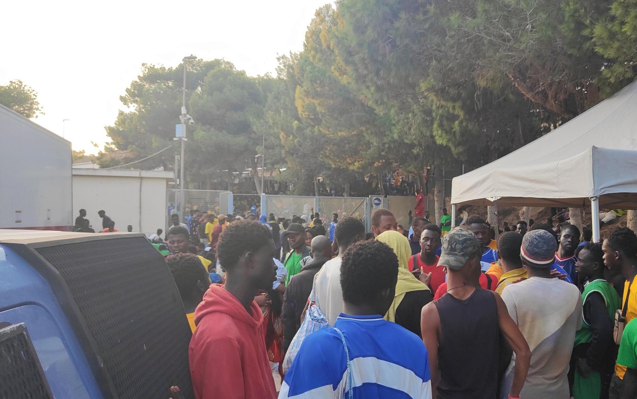 Migranti, emergenza a Lampedusa: migliaia di arrivi. Cosa succede | Sky ...