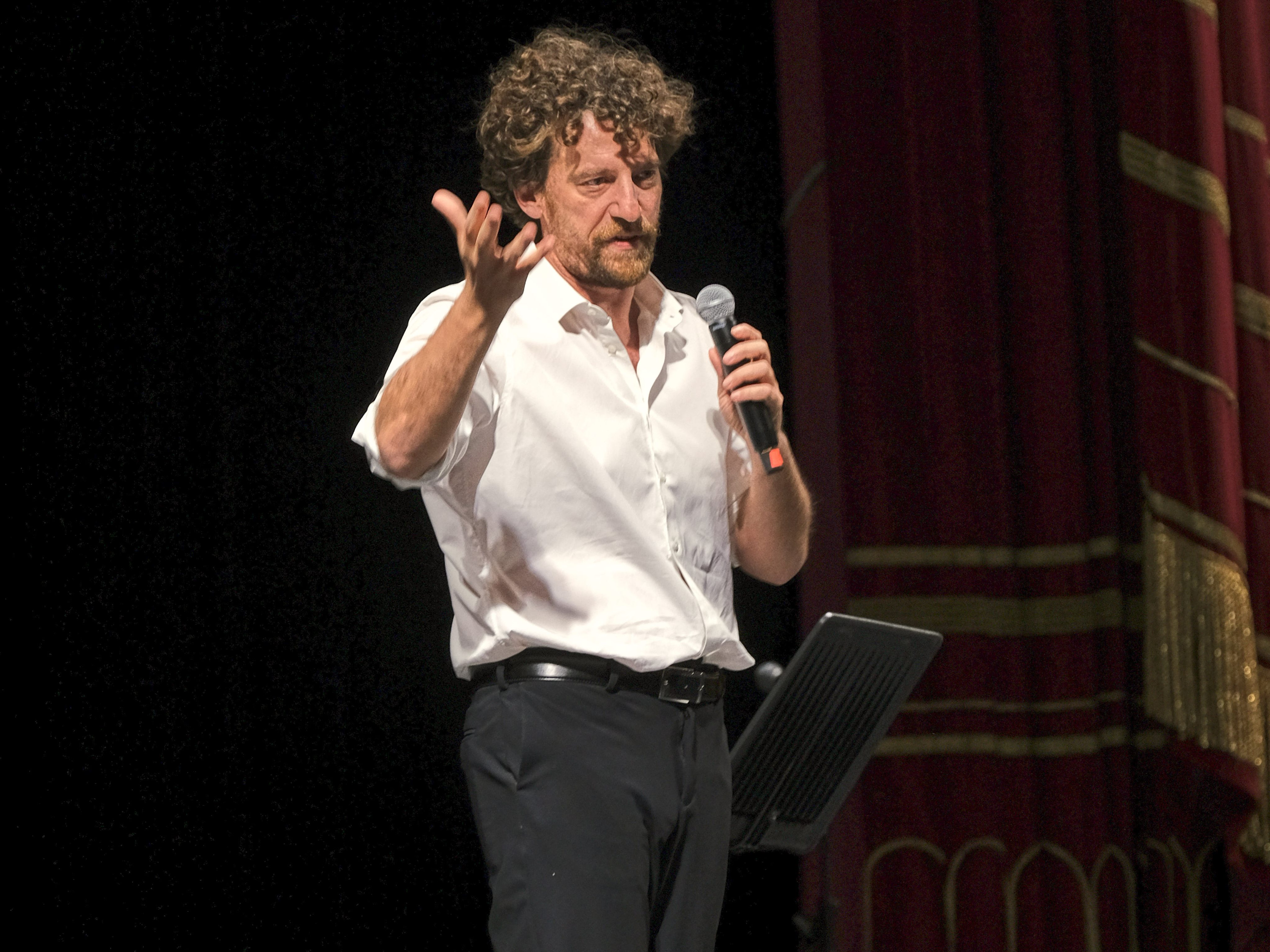 Zelig 2025 al via stasera, chi sono i 18 comici del programma condotto ...