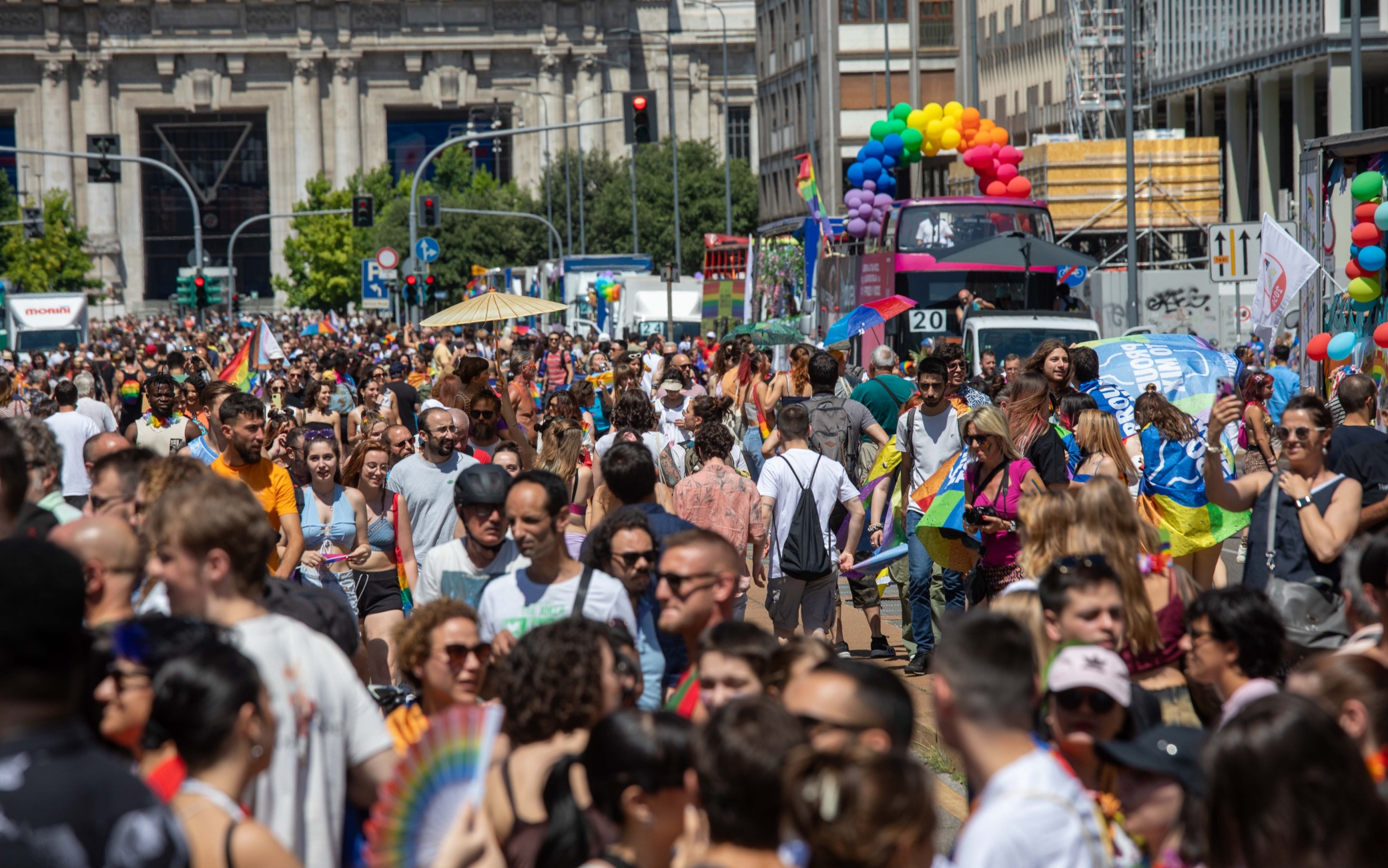 Milano Pride 2023, secondo organizzatori 300mila mila persone al corteo ...