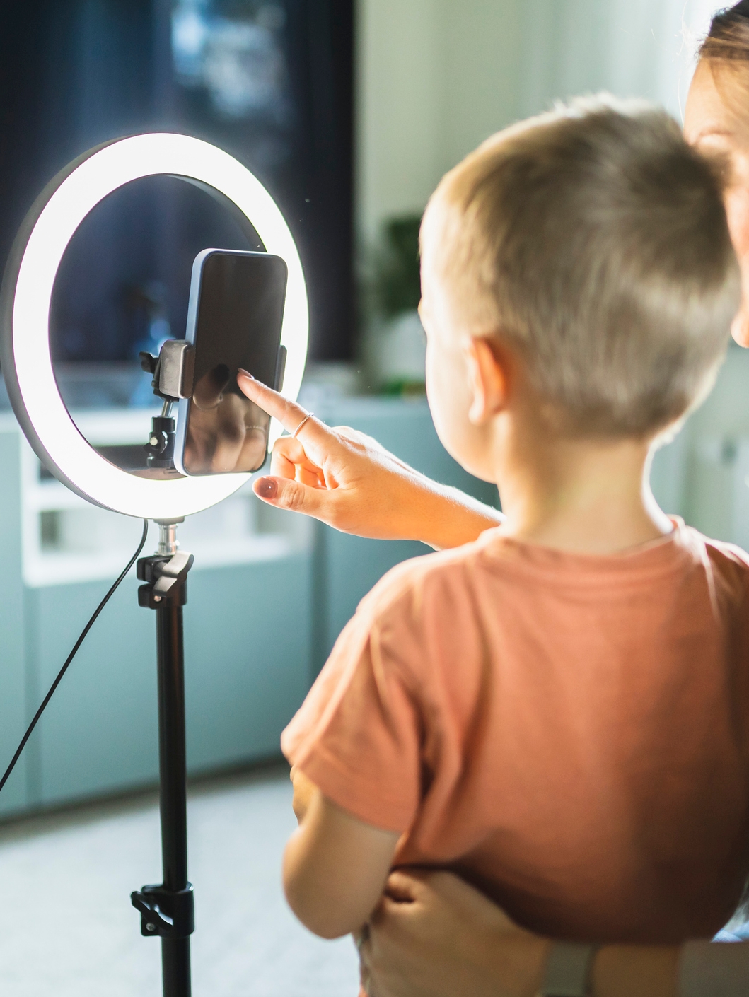 Family influencer, un terzo dei minori sfruttato per la pubblicità ...