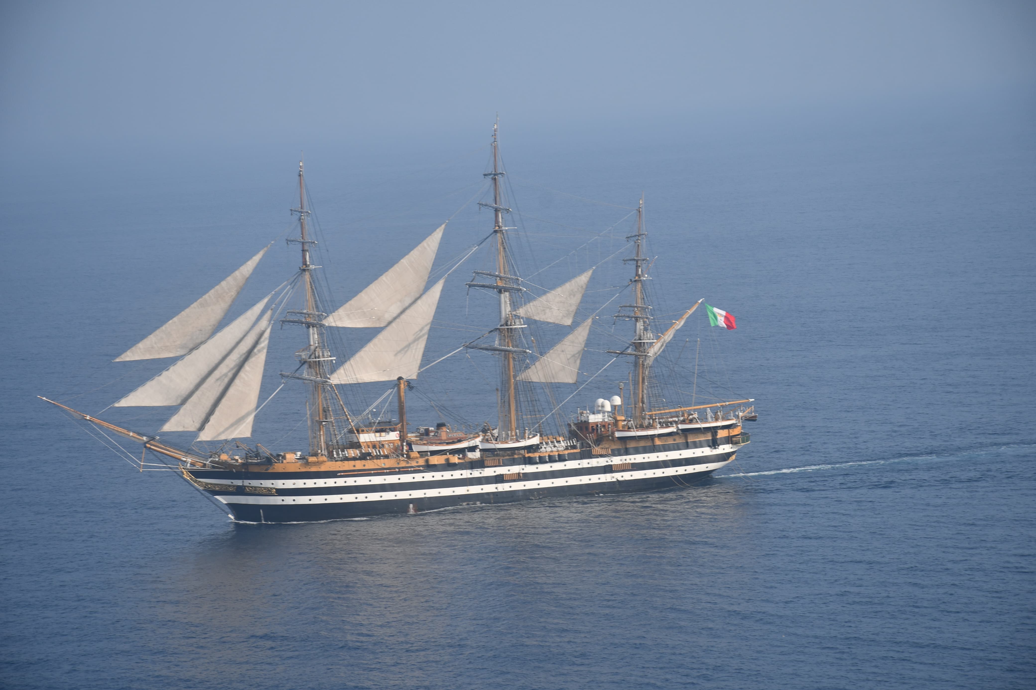Nave Amerigo Vespucci e il Villaggio Italia ad Abu Dhabi per la tappa ...