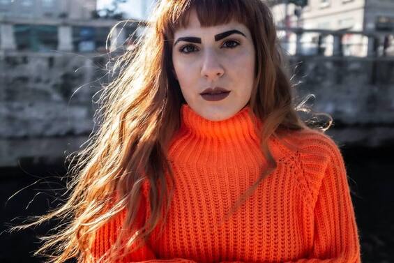 Sara J Jones, l'esploratrice per nascita torna con Waterproof: il video