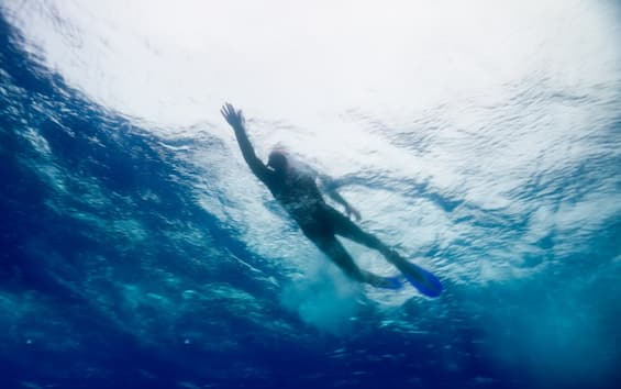 Nuoto, Arrigoni batte record di apnea dinamica: percorsi 1100 metri in ...