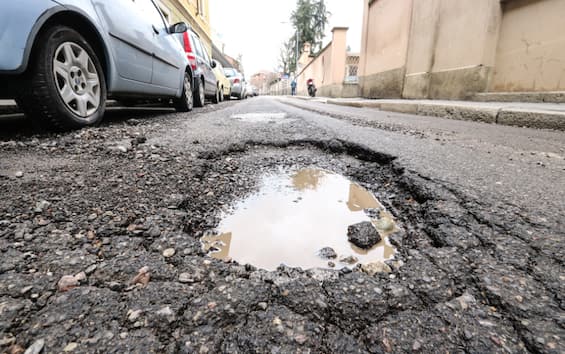 Milano, al via piano di riparazione per le buche in strada. FOTO | Sky TG24