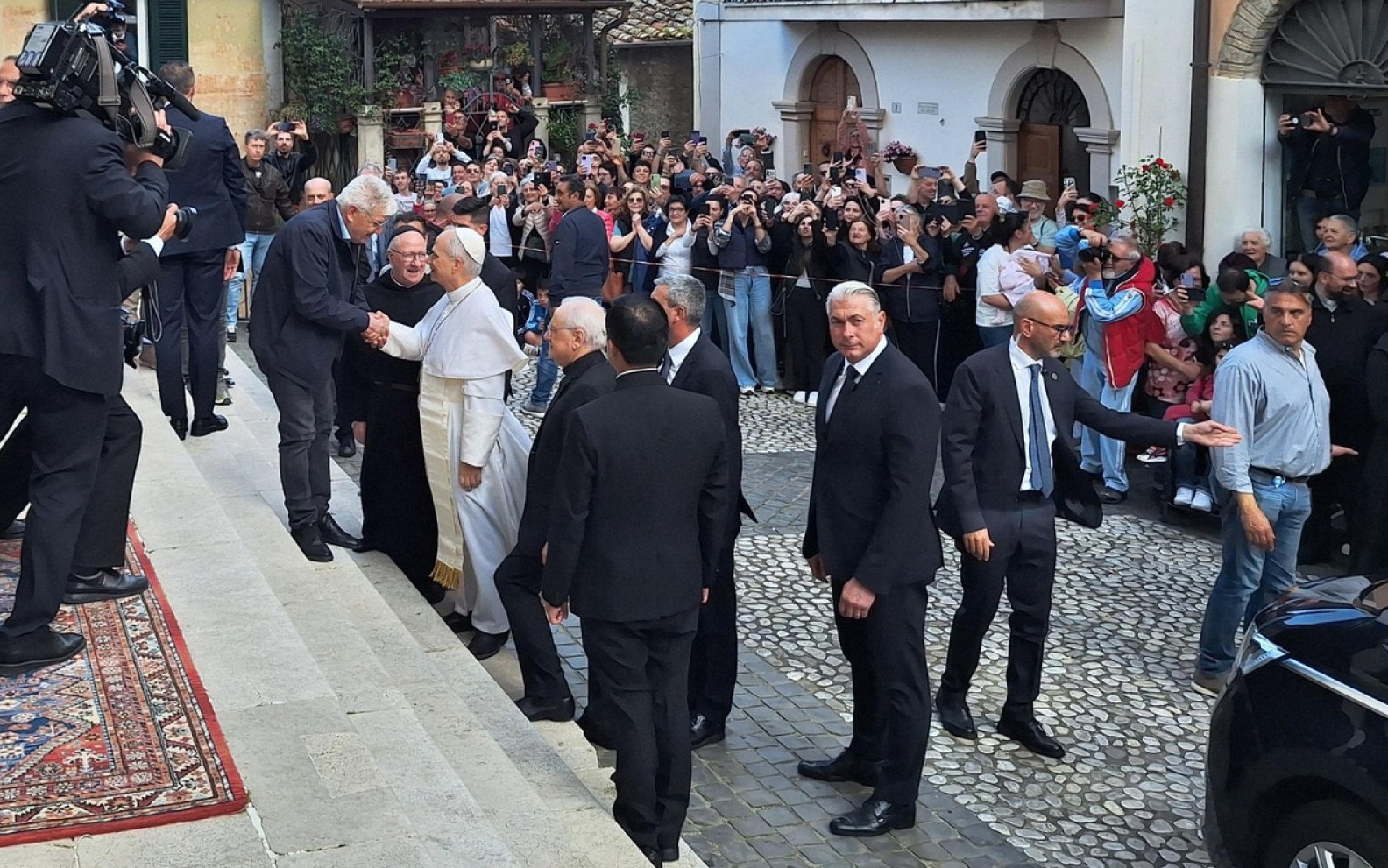 Papa Leone XIV a sorpresa in visita al santuario di Genazzano | Sky TG24