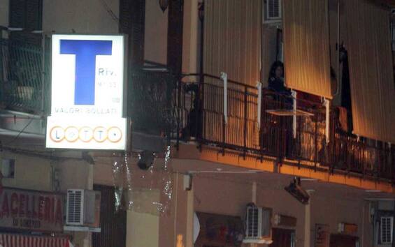 Cuneo, calci e pugni a tabaccaio per lite su sigarette: un ricercato ...