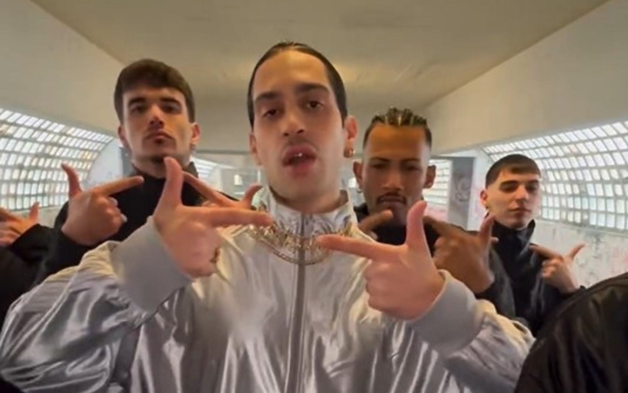 Tuta Gold, il tutorial del balletto di Mahmood, passo dopo passo. FOTO ...