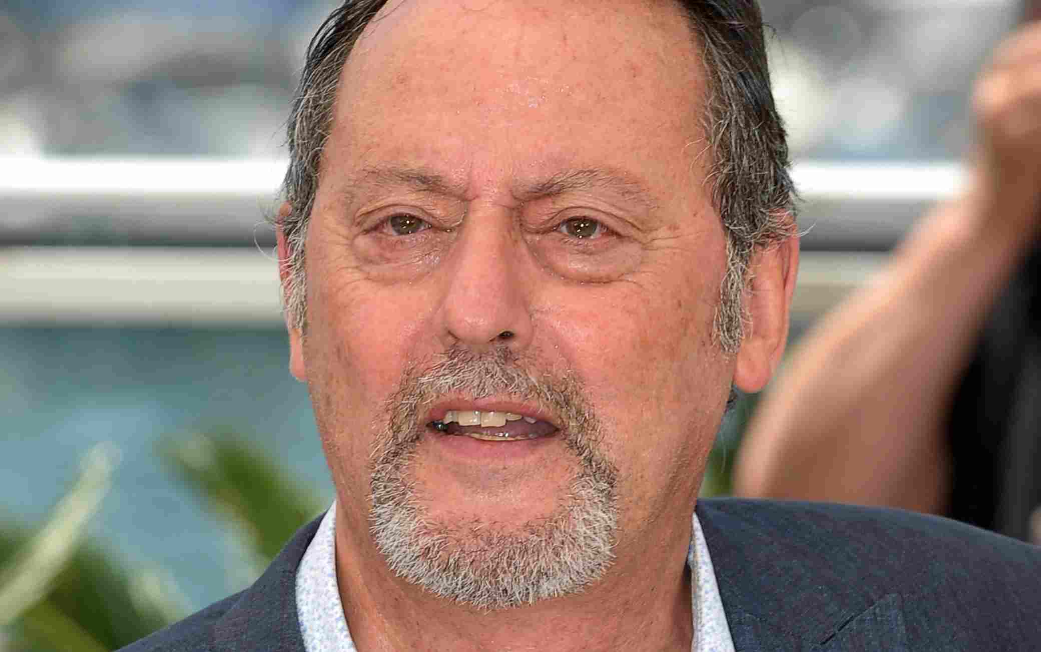 Jean Reno compie 75 anni, i suoi film più belli da 'Léon' a 'Il codice ...
