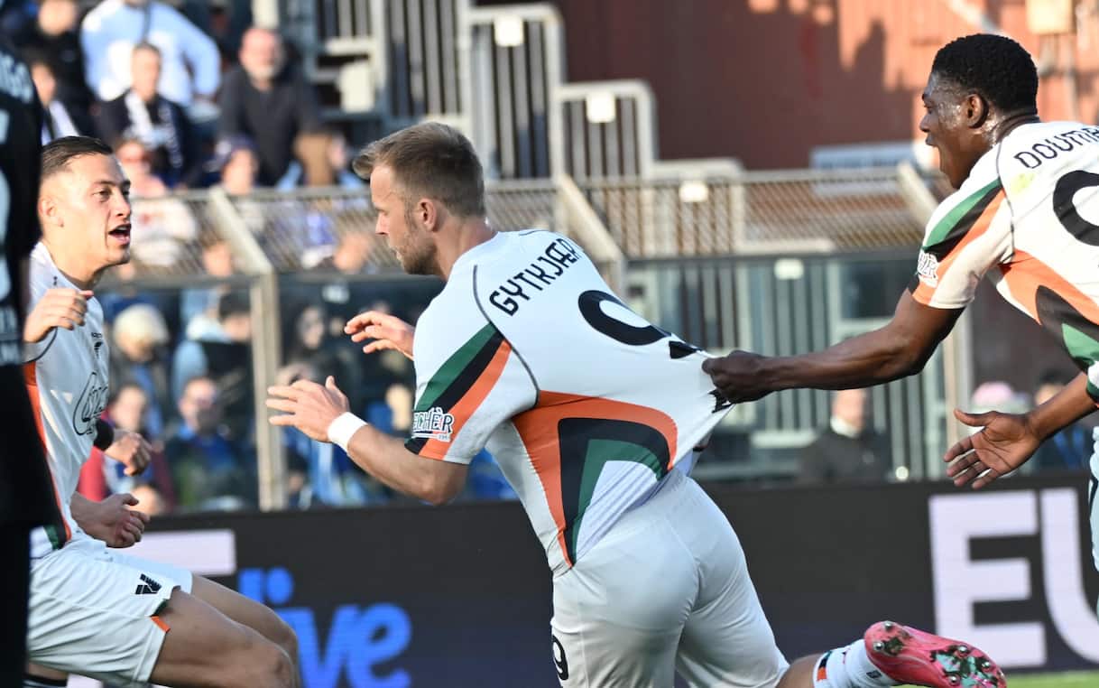 Como-Venezia 1-1, gol e highlights: Gytkjaer non sbaglia il rigore nel ...