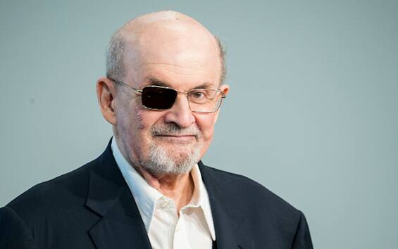 Salman Rushdie con Roberto Saviano al Salone del Libro di Torino 2024 ...