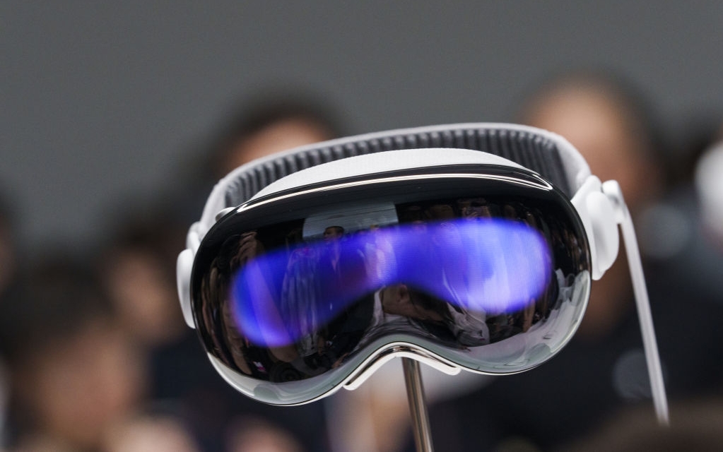 Apple Vision Pro, come funziona e quanto costa il nuovo visore VR per ...