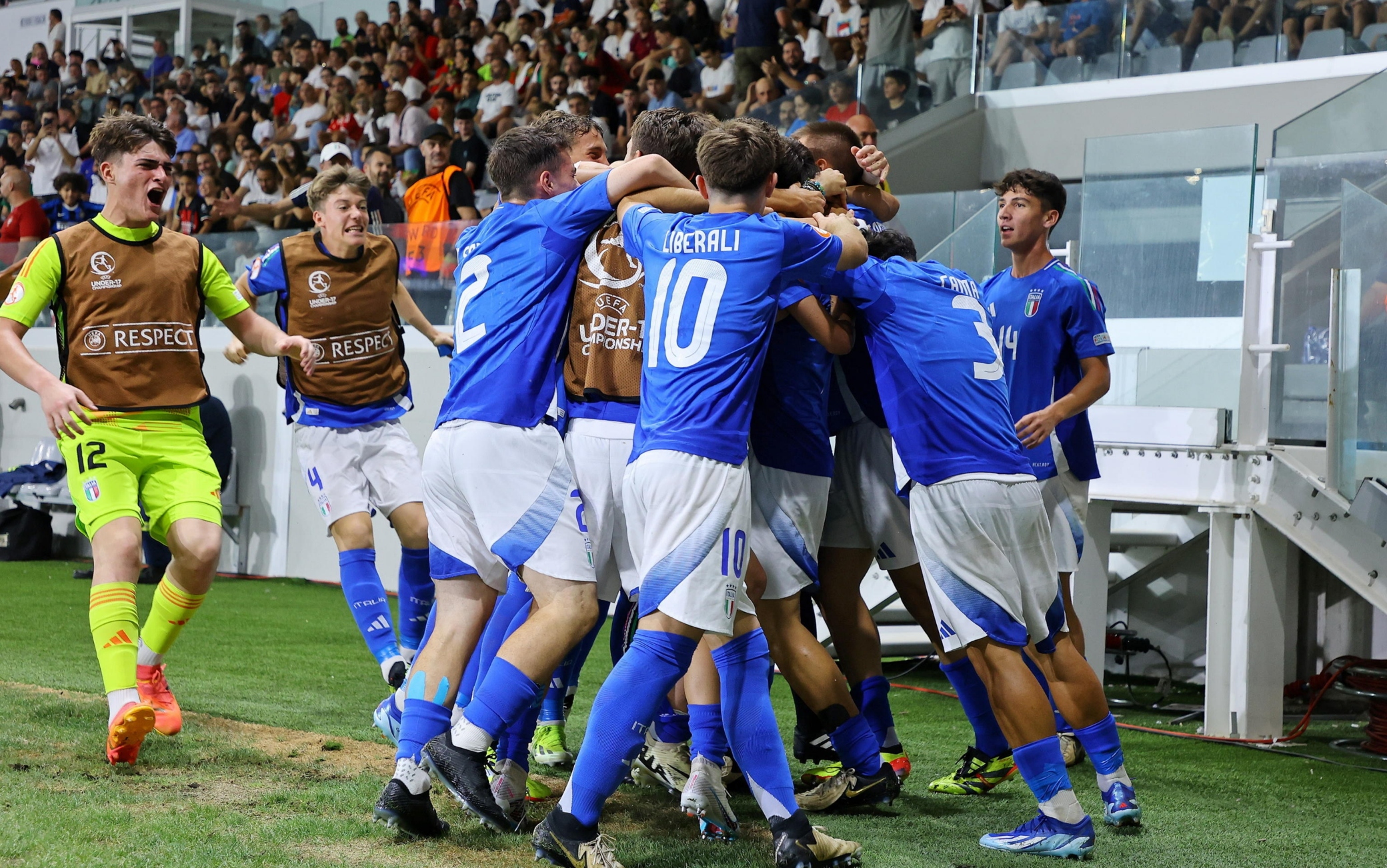 Under 17, Italia-Portogallo 3-0: gli azzurri sono campioni d'Europa. Doppietta di Camarda | Sky ...