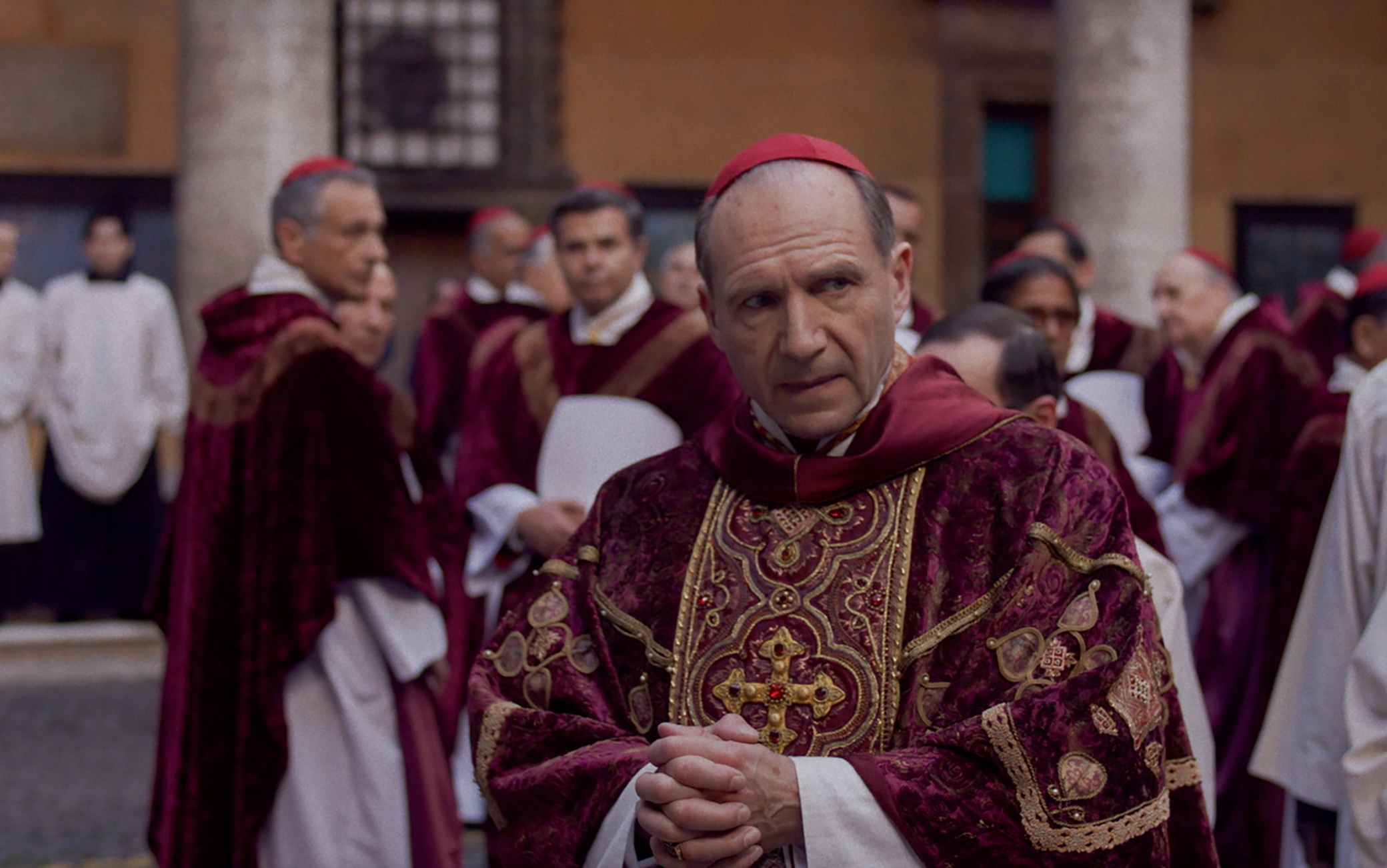 'Conclave', trama e cast del film con Ralph Fiennes, Sergio Castellitto ...
