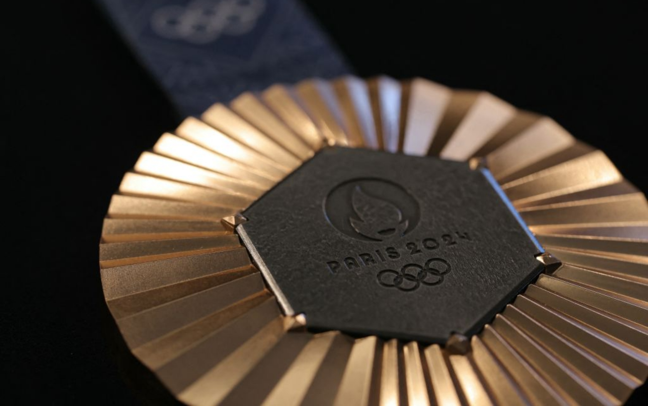 Olimpiadi, un pezzo di Tour Eiffel nelle medaglie di Parigi 2024. FOTO ...