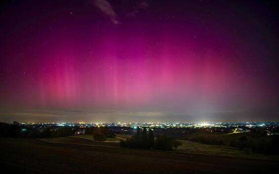 Aurora boreale visibile in tutta Italia: le immagini spettacolari da ...