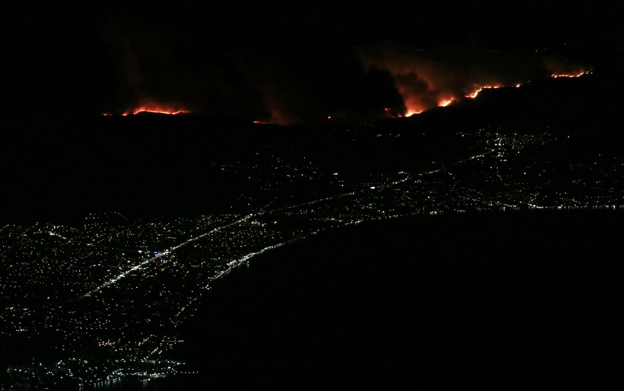 Grecia, ancora incendi. Case in fiamme, evacuate diverse località ...