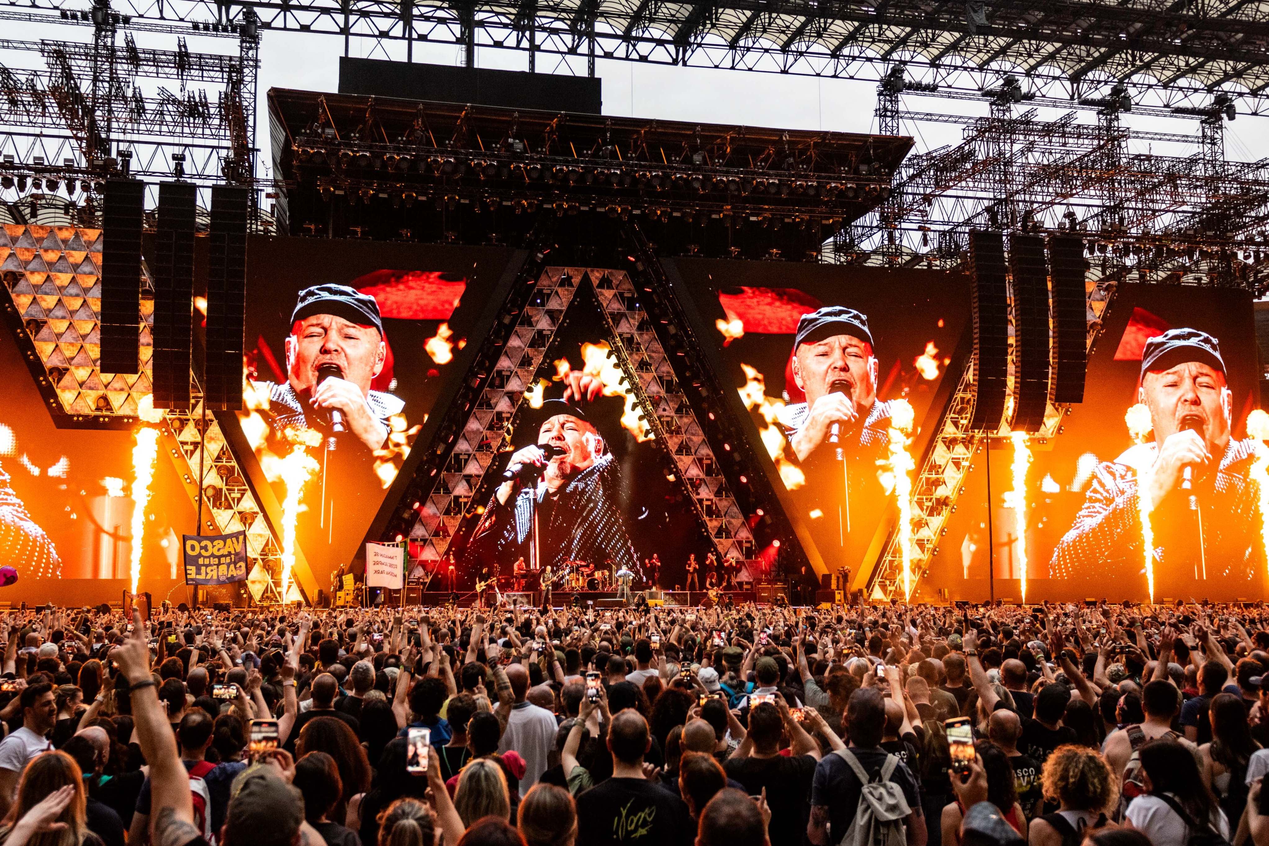 Vasco Rossi in concerto a San Siro, le foto più belle | Sky TG24