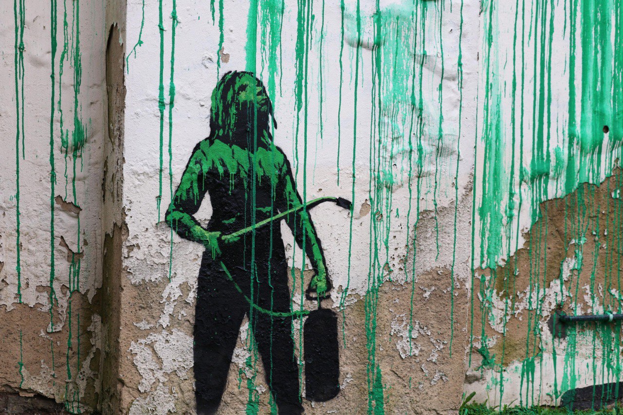 Banksy, murale ecologista a Londra imbrattato con vernice bianca | Sky TG24