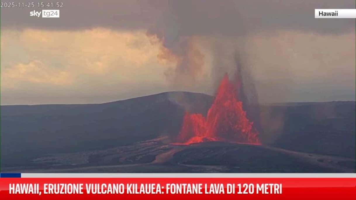 Hawaii, eruzione vulcano Kilauea: fontane lava di 120 metri | Video Sky ...