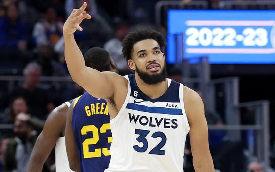 NBA, Karl-Anthony Towns prova a imitare Mikal Bridges, ma non ci riesce ...