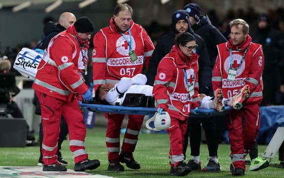 Olivera, infortunio al ginocchio nel corso di Atalanta-Napoli | Sky Sport