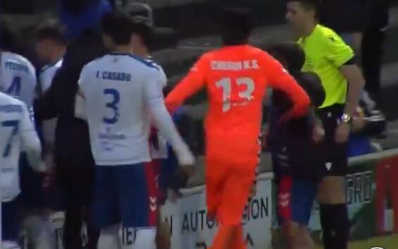 Spagna, insulti razzisti al portiere Cheikh Sarr: lascia il campo ...