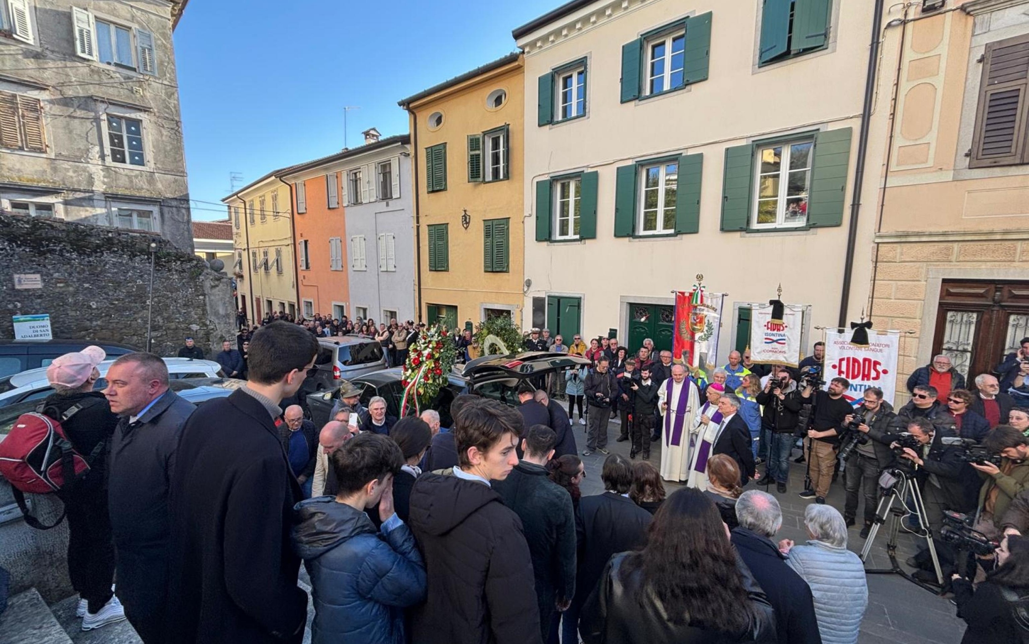 Funerale Bruno Pizzul, sportivi e giornalisti presenti a Cormons. Foto ...