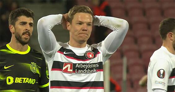 Midtjylland Sporting Lisbona, l'autogol di Gartenmann è clamoroso ...