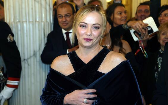 Giorgia Meloni canta l'inno alla Prima della Scala 2022. VIDEO | Sky TG24