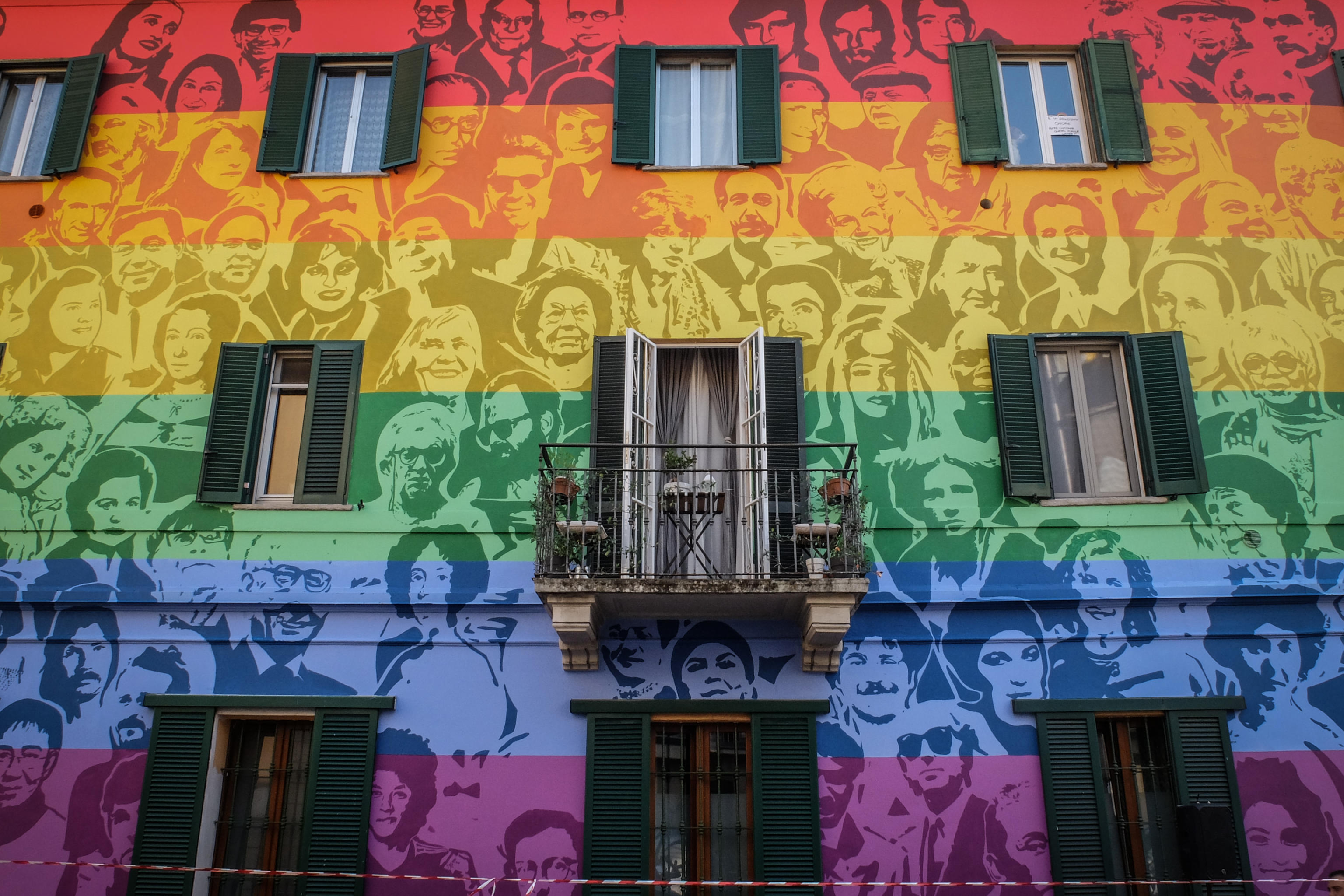 Napoli, a Scampia spunta un murales dedicato a Julian Assange | Sky TG24