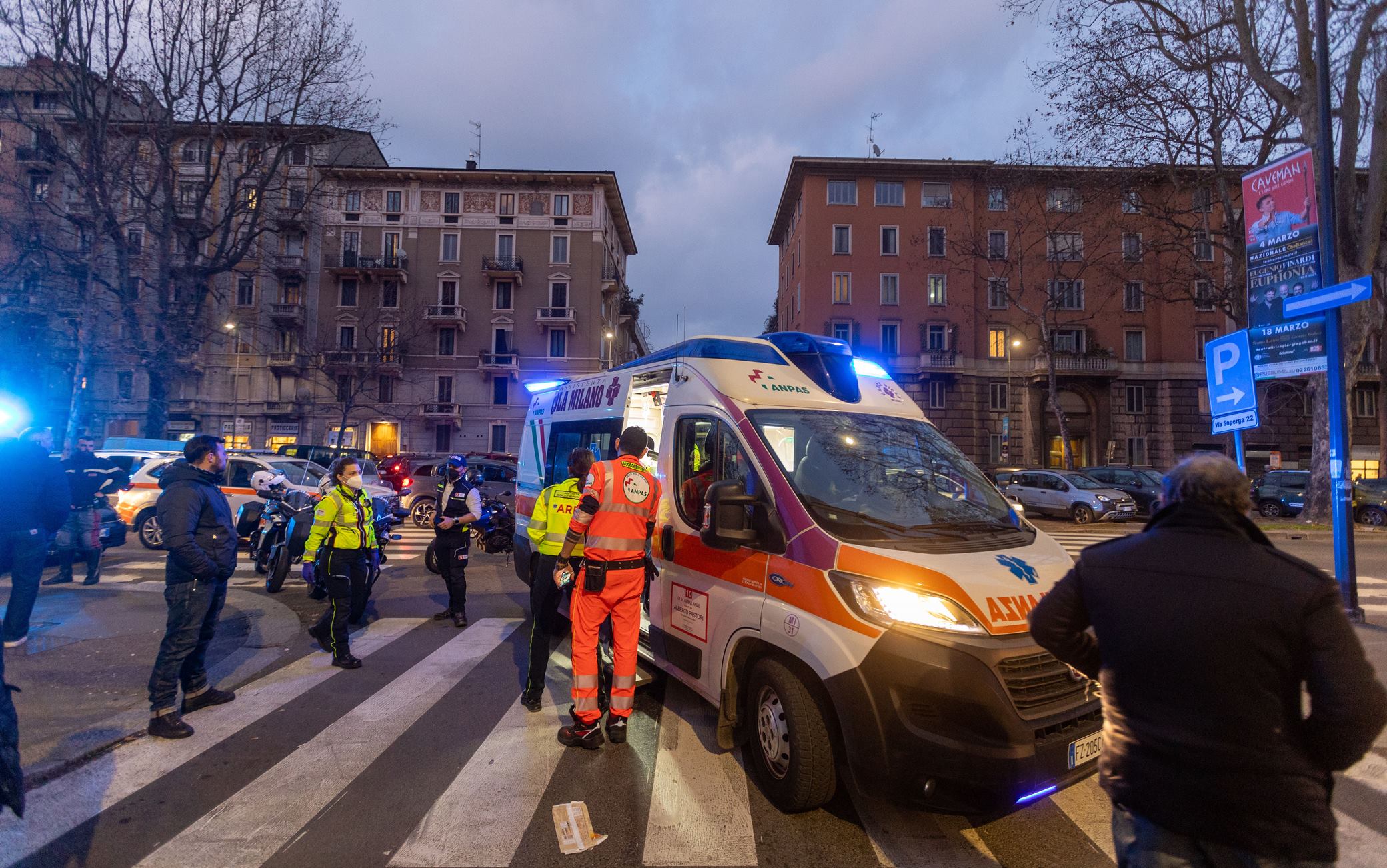Milano, poliziotto accoltellato alla stazione di Lambrate: è grave ...