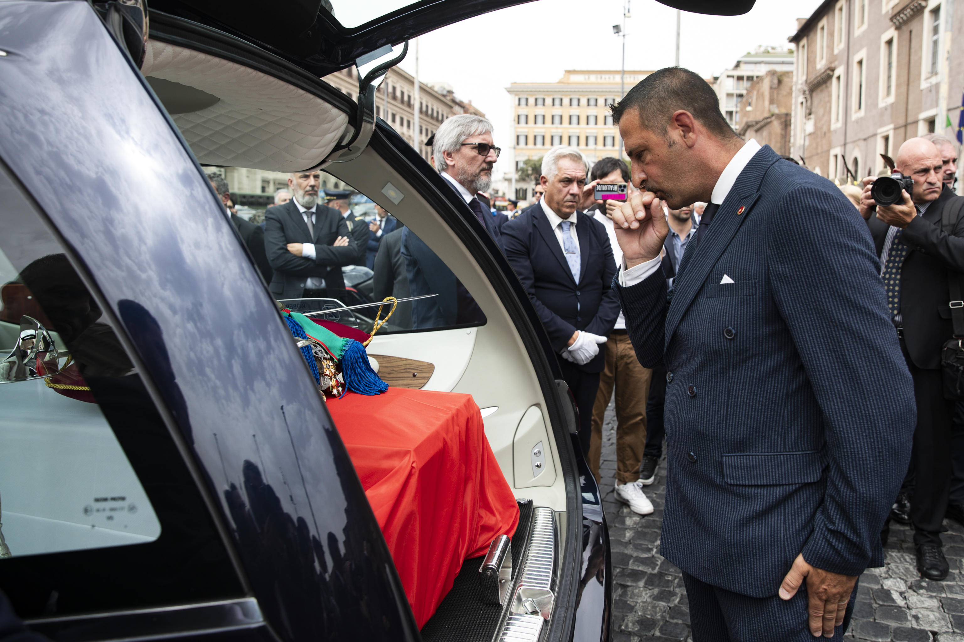 Folla ai funerali del generale Claudio Graziano di Fincantieri a Roma | Sky TG24