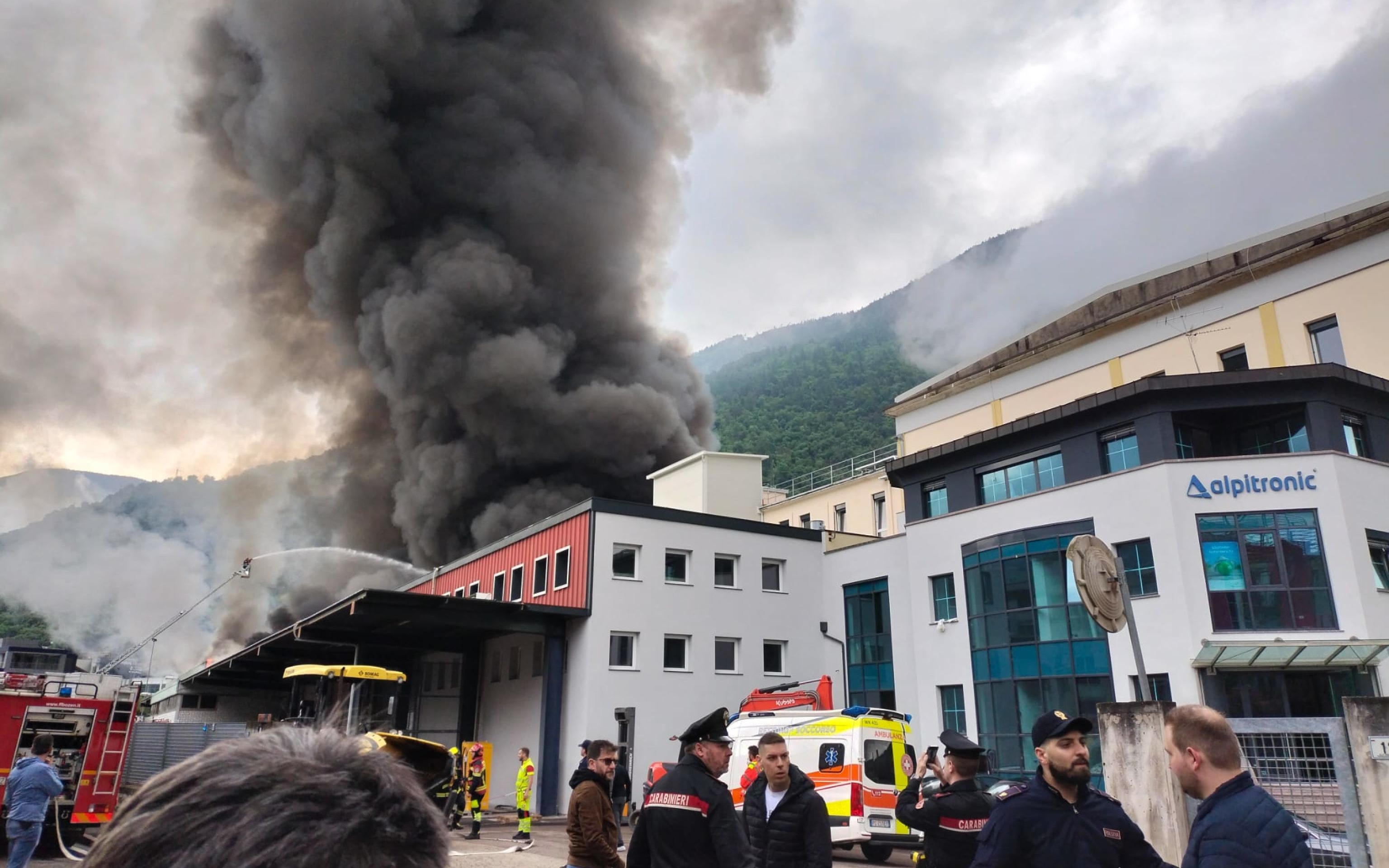 Roma, incendio a Monte Mario accanto al Tribunale di piazzale Clodio ...