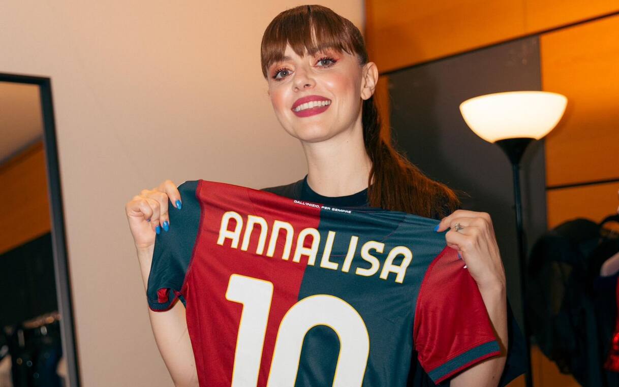 Genoa, Annalisa in posa con la nuova maglia. Foto | Sky Sport