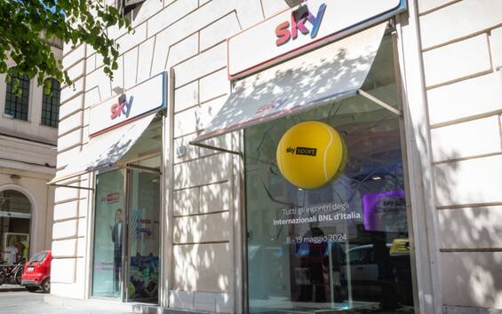 Internazionali di Roma, allestimento speciale a tema tennis nei negozi Sky | Sky Sport