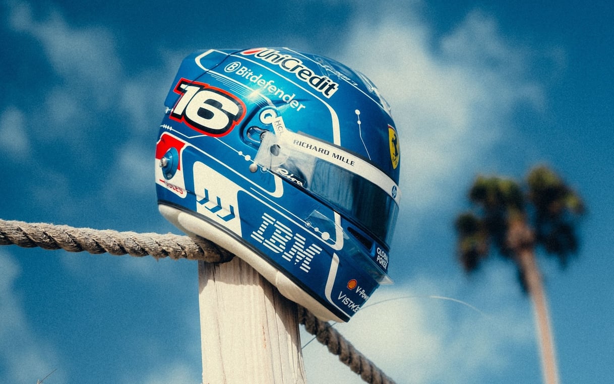 F1, GP Miami: il casco blu di Leclerc per la gara in Florida. Foto | Sky Sport