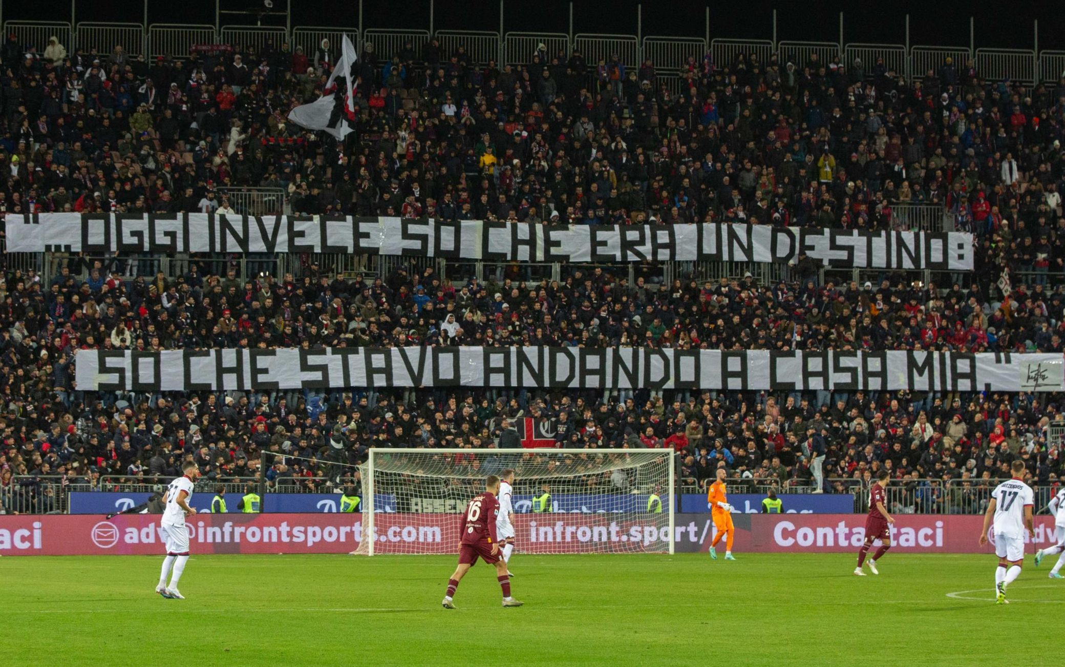 Cagliari Torino, il toccante minuto di silenzio per Gigi Riva. VIDEO ...