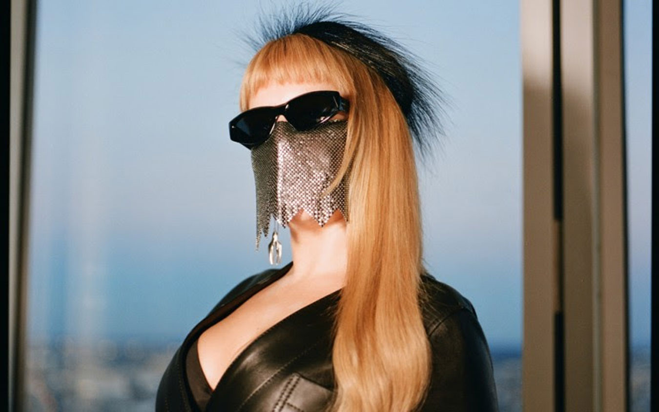 Svelato il volto di Myss Keta? La foto di un paparazzo a Milano | Sky TG24