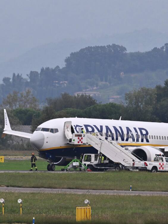 Brindisi, incendio al motore di un volo Ryanair: aereo evacuato e scalo ...