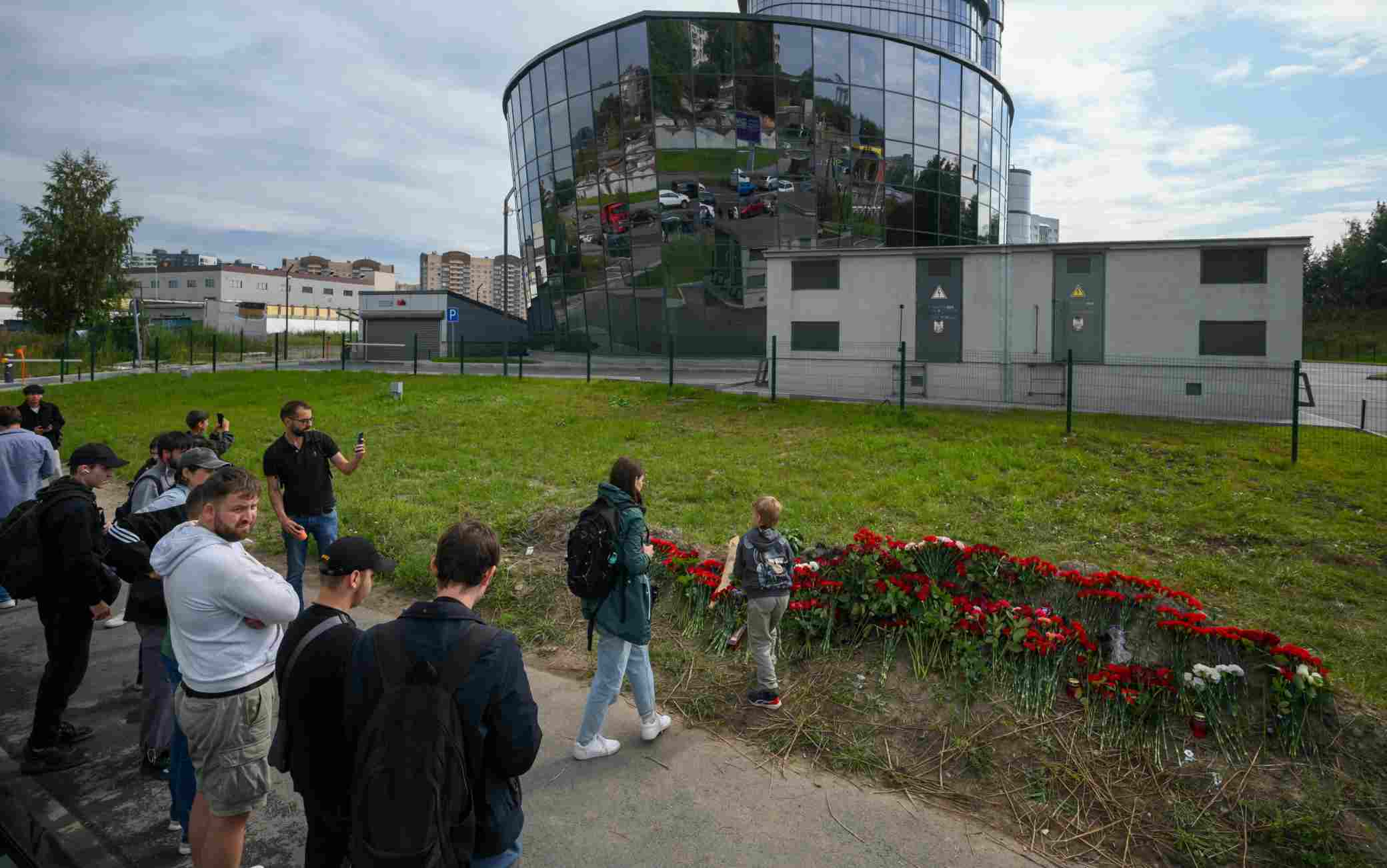 Morte Prigozhin, fiori e un memoriale davanti al quartier generale ...