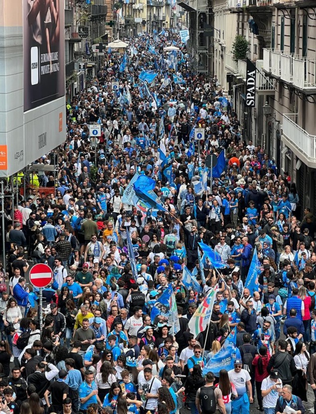 Scudetto Napoli. Cori, striscioni e fumogeni, dai festeggiamenti alla ...