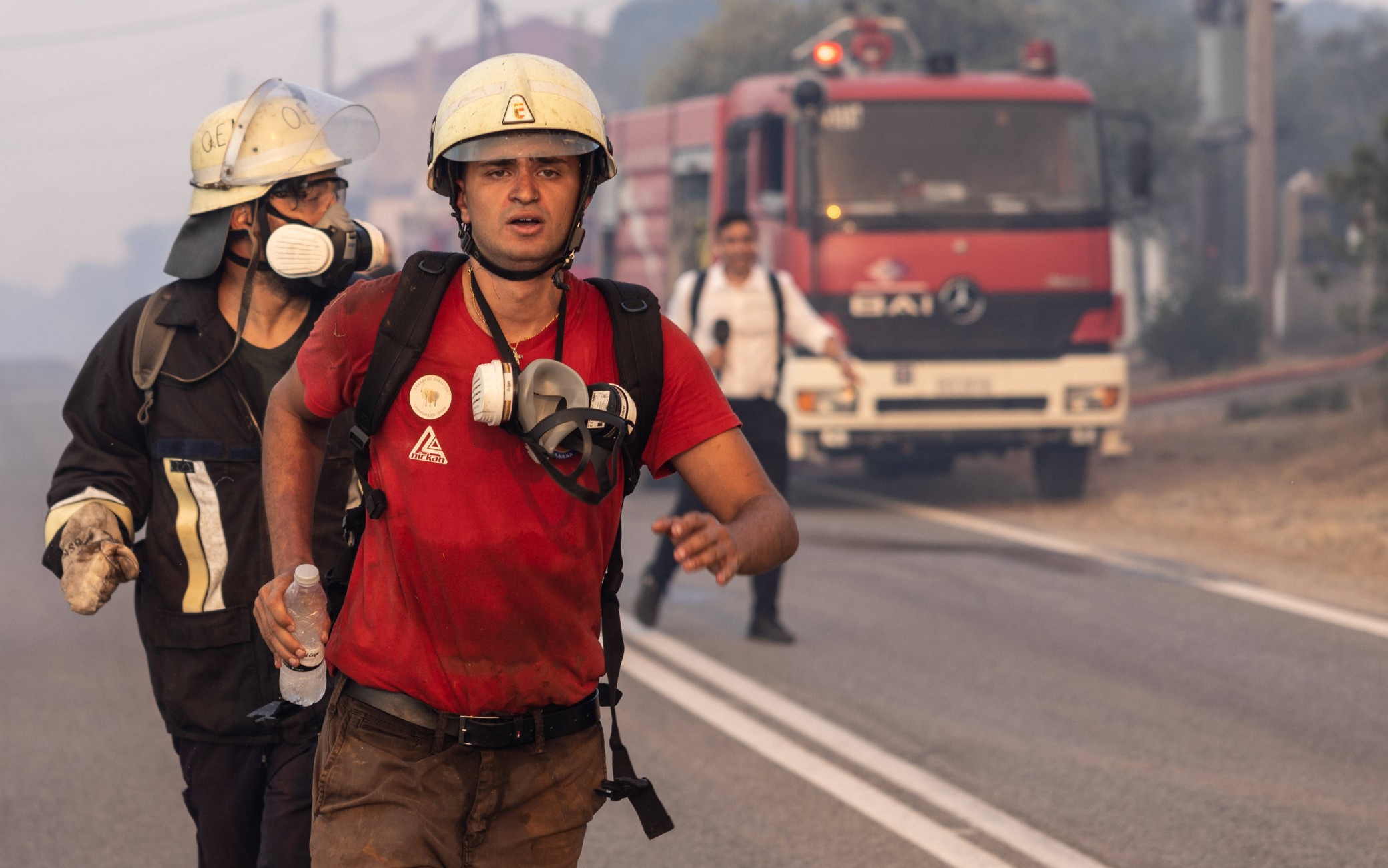 Incendio a Rodi, dichiarato lo stato di emergenza. Evacuate 30mila ...