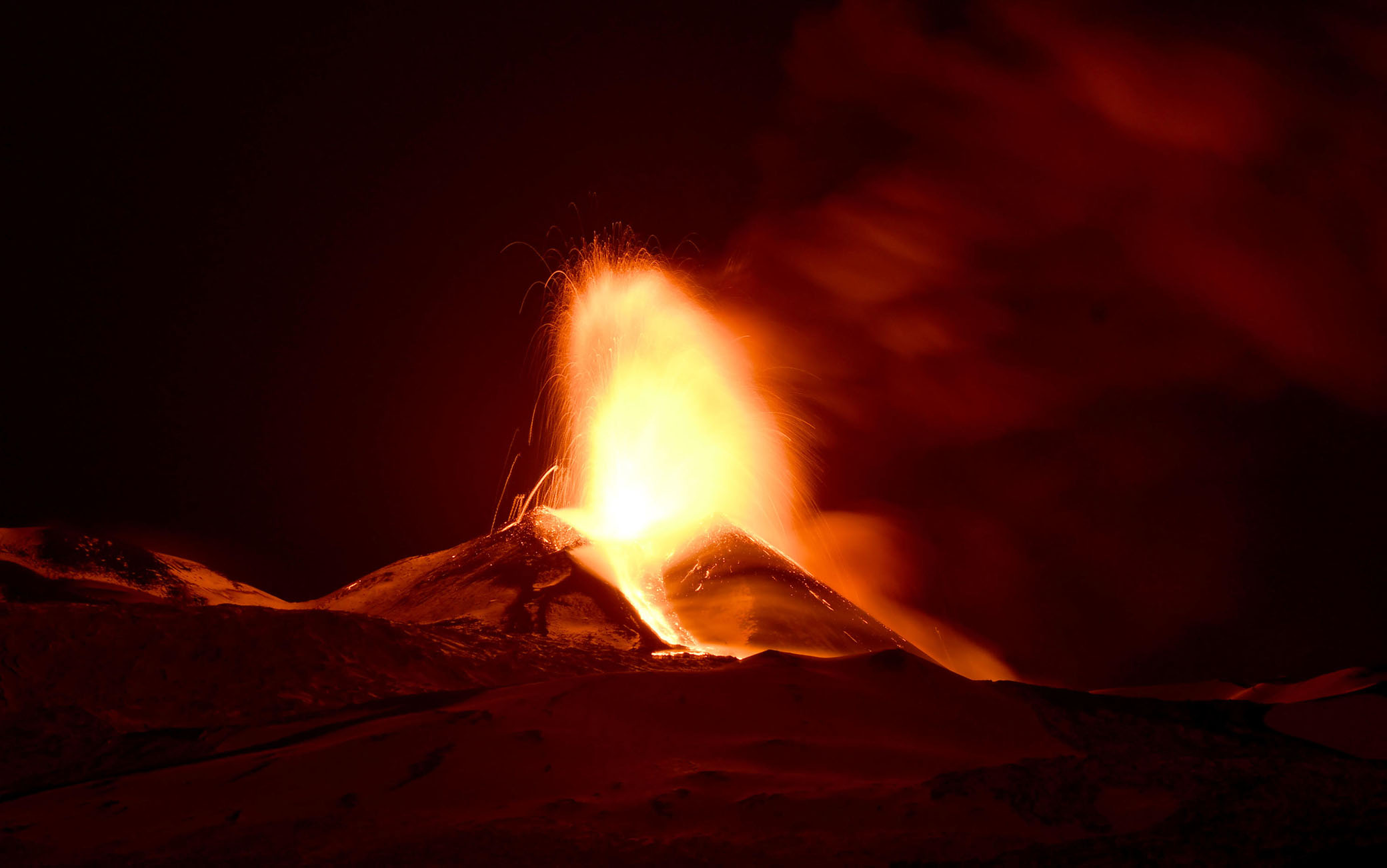 Eruzione dell'Etna, spettacolare fontana lavica dal cratere Sud-Est. FOTO | Sky TG24